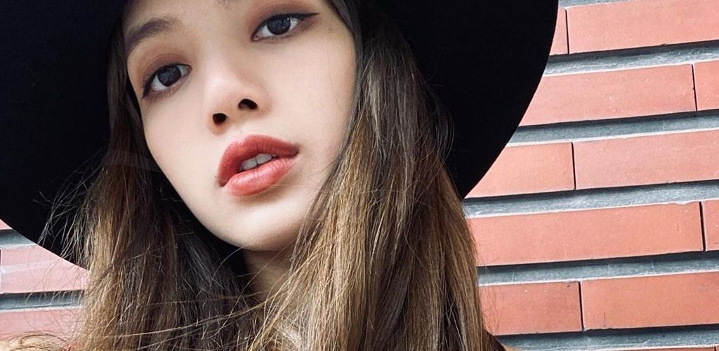 How to Make Your Face More Feminine | 10 Effective Ways